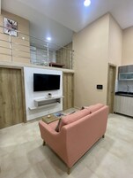 Suíte estúdio elite, 2 quartos, vista para a cidade | Área de estar | Smart TV 42 polegadas com canais a cabo, Netflix, serviços de streaming