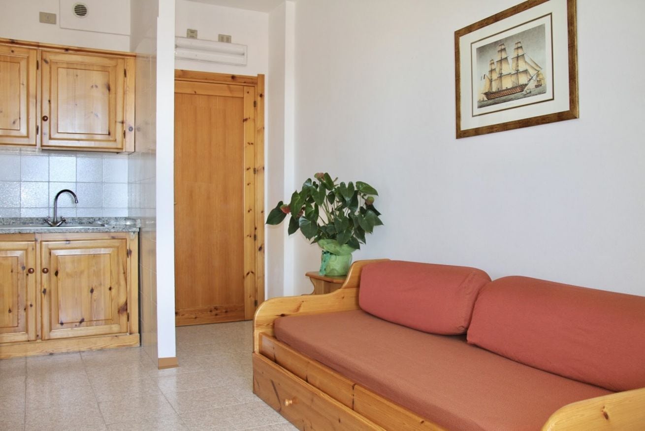 Situated On The Northwest Coast Of Sardinia, About 1 Km From The Centre Of Alghero, The Residenze Gardenia Complex Is Just 150 Metres From The City's Lido Beach.alghero, Which Can Be Reached In A Few Minutes By Bicycle Or By Regular Bus Service, Has A Li - Alghero