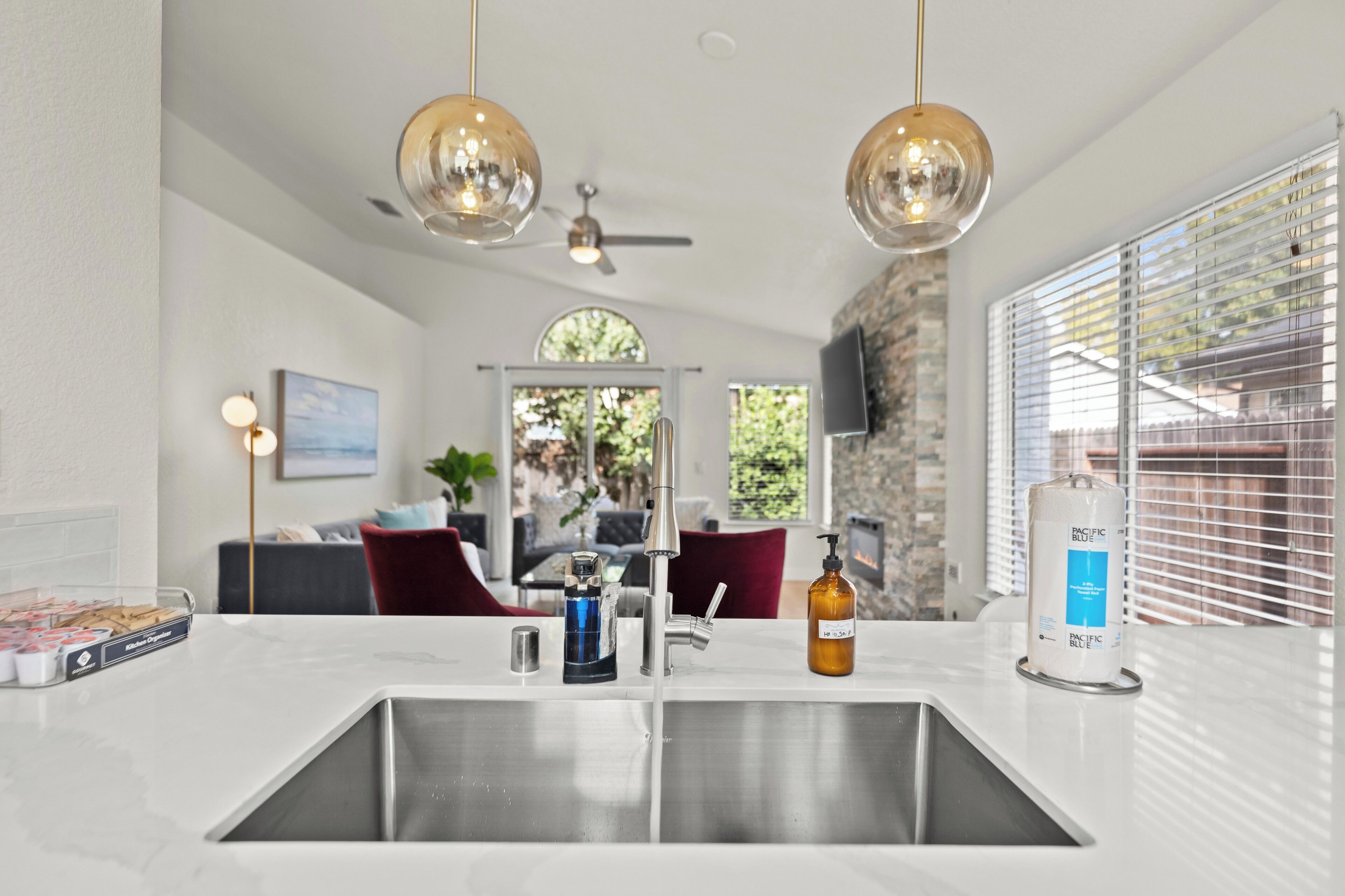 Stylish 3b2b Sfh, King Bed, Fast Wi-fi, Yard, Travel Crib, High Chair - Elk Grove