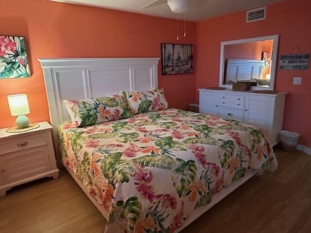 One bedroom, one bathroom bayfront condo. - Manasota Key | Vrbo