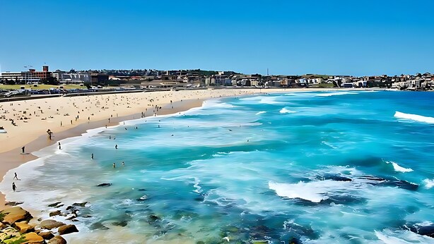 Uma praia com águas azul-claras e uma faixa de areia.