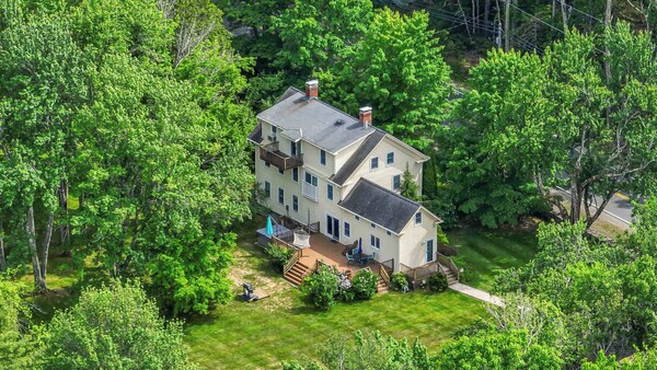 4 Bdr W/ Private Hot Tub, Backyard And Deck! - Sanford, ME