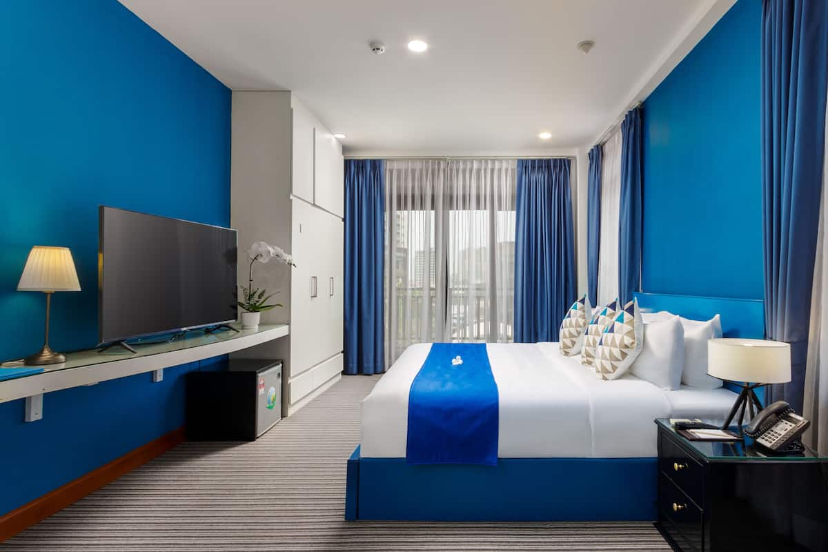 Quarto casal premier, 1 quarto, sacada, vista para a cidade | Roupas de cama premium, frigobar, cofres nos quartos, escrivaninha