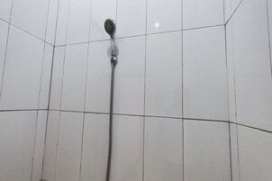 Quarto Duplo | Casa de banho | Um polibã, toalhas fornecidas, sabão 