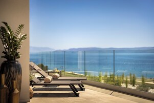 Terraço com espreguiçadeiras