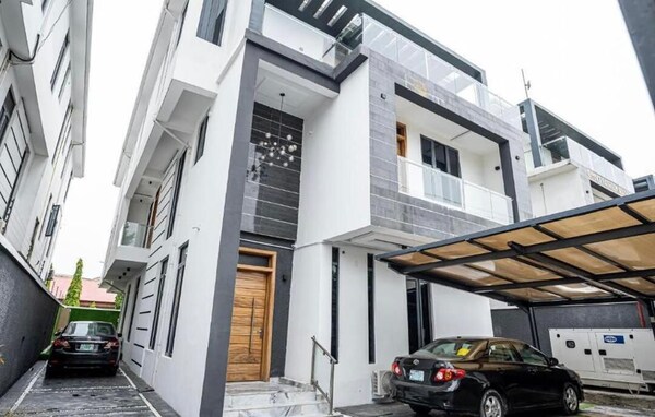 6 Bedroom Mansion In Lekki Phase 1 - Lagos, Nigeria