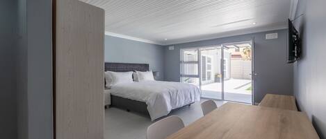 Apartamento Empresarial, 1 cama queen-size, vista para a piscina | Secretária, ferro/tábua de engomar, Wi-fi grátis