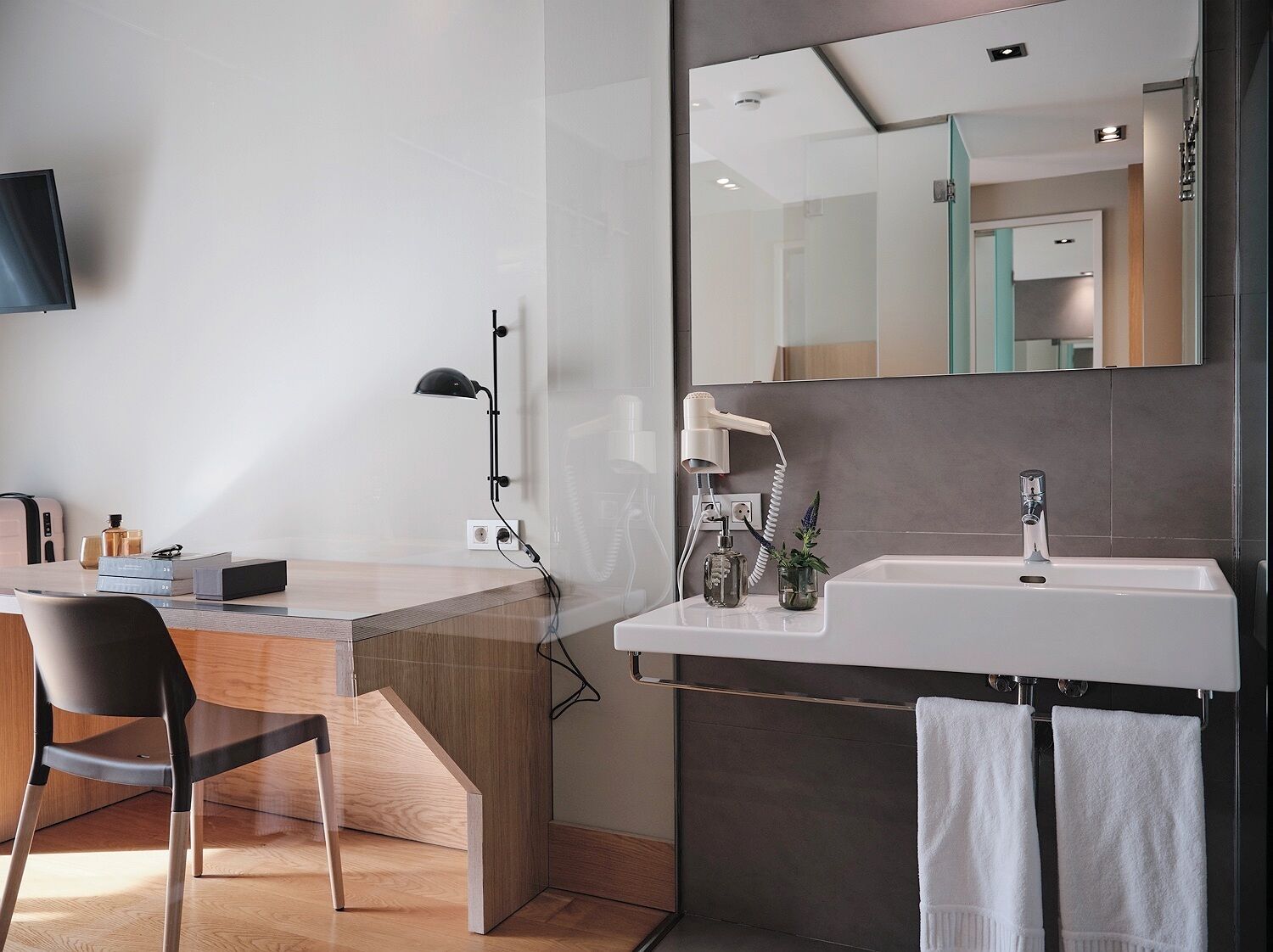 Cofre no quarto, secretária adequada para computadores portáteis 