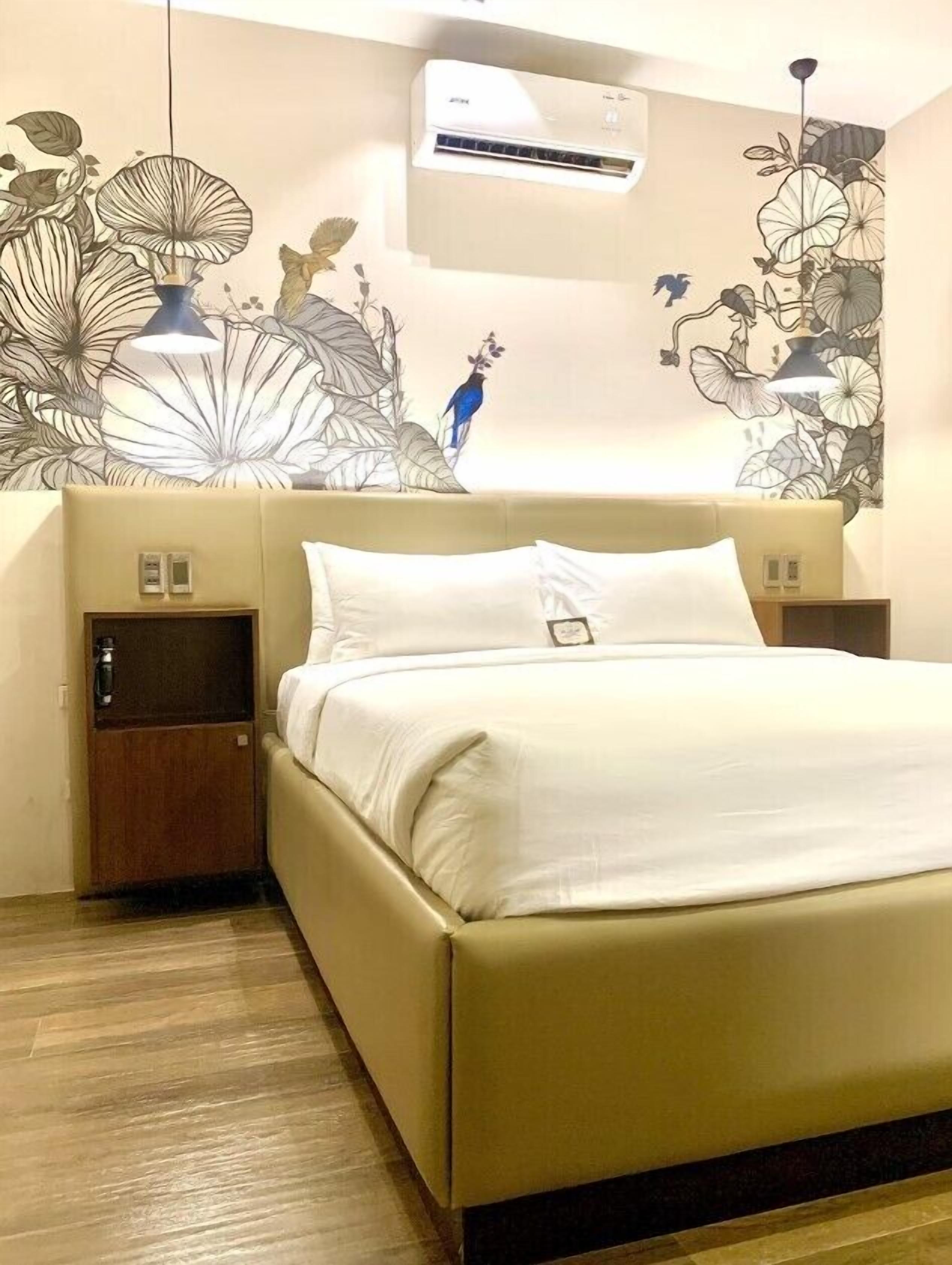 Cofres nos quartos, escrivaninha, espaço de trabalho para notebook