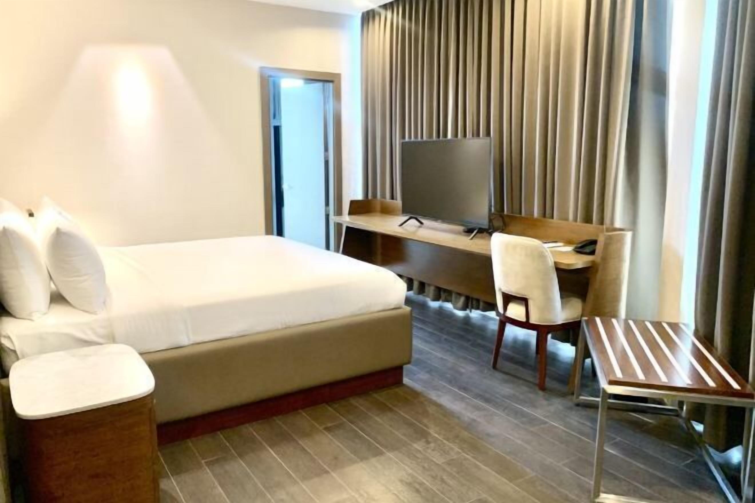 Cofres nos quartos, escrivaninha, espaço de trabalho para notebook