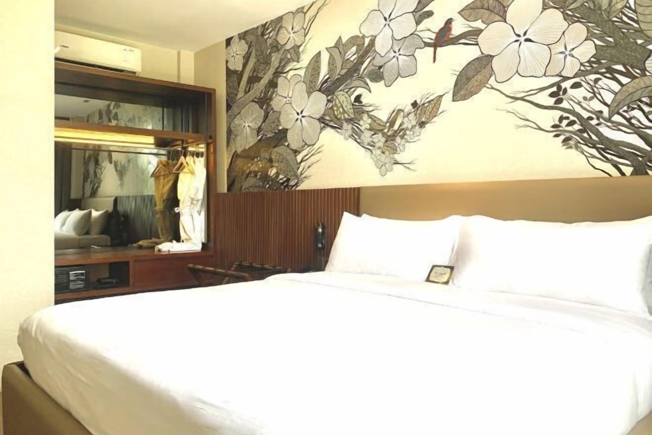 Cofres nos quartos, escrivaninha, espaço de trabalho para notebook