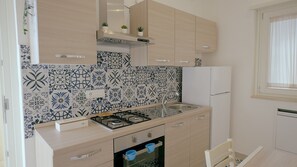 Apartamento Deluxe | Cozinha privada | Um frigorífico/congelador grande, um micro-ondas (a pedido), um forno 