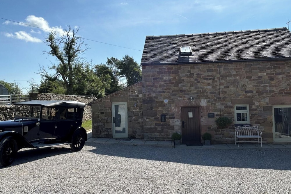 Chic 2 Bed Barn Polar Bears Chatsworth - Staffordshire