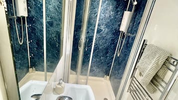 Estúdio | Banheiro | Chuveiro, secador de cabelo, toalhas de banho, papel higiênico