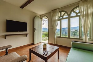 Villa, 2 quartos, varanda | Sala de estar | Televisor LED, lareira 