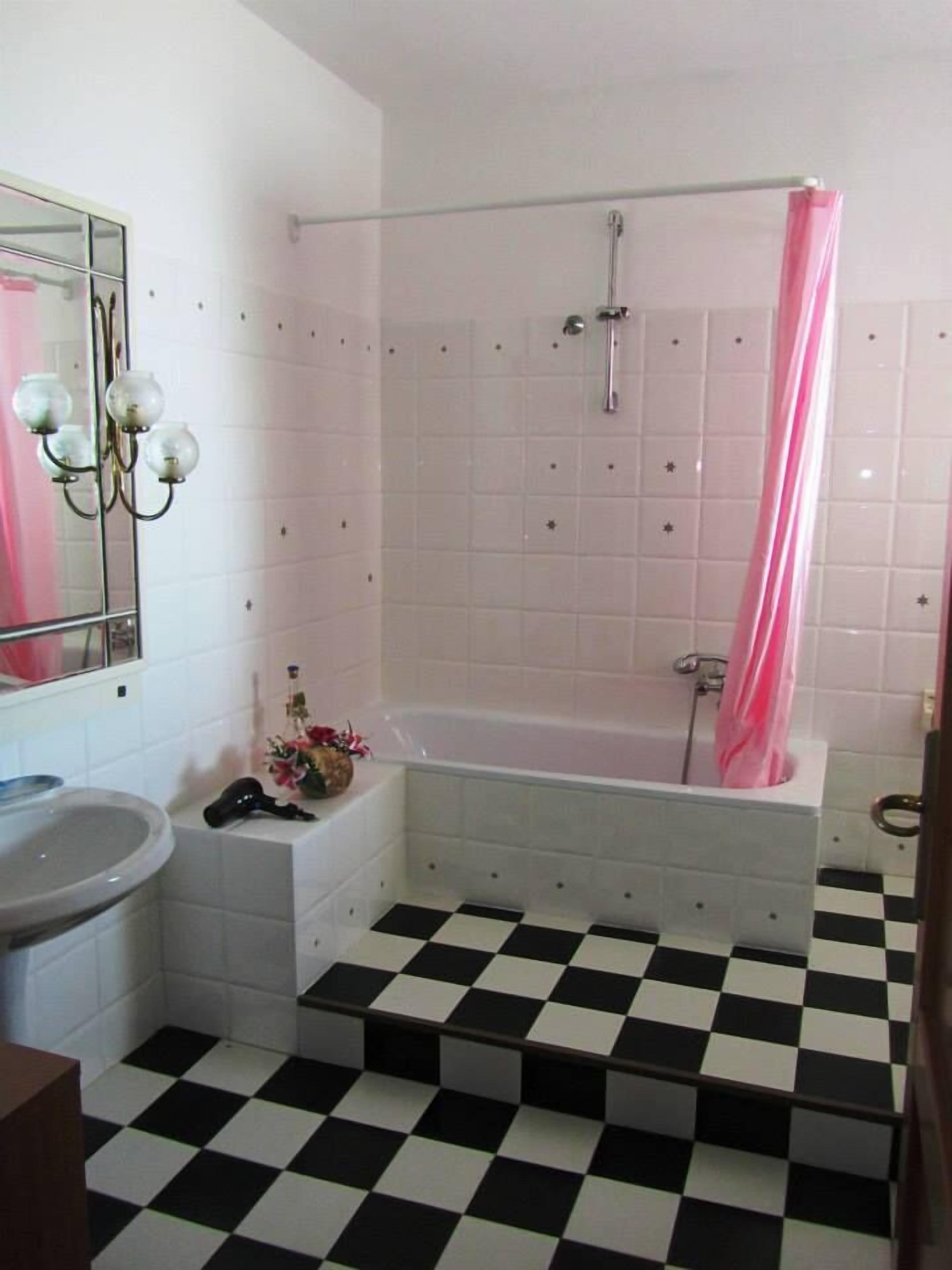 Quarto casal ou duplo básico | Banheiro | Produtos de toalete grátis, secador de cabelo, bidê, sabonete
