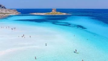 Perto da praia, areia branca, serviço de traslado de/para a praia