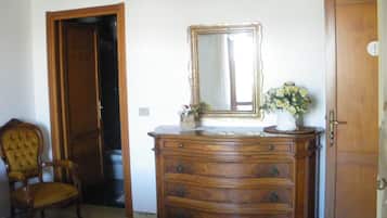 Quarto casal ou duplo clássico | Escrivaninha, ferros/tábuas de passar roupa, Wi-Fi de cortesia