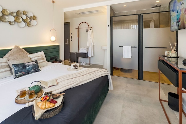Quarto Duplo Superior | Roupa hipoalergénica, minibar, cofre no quarto