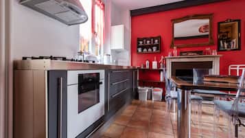 Apartamento (2 Bedrooms) | Cozinha privada | Micro-ondas, fogão, torradeira, cadeirão de bebê