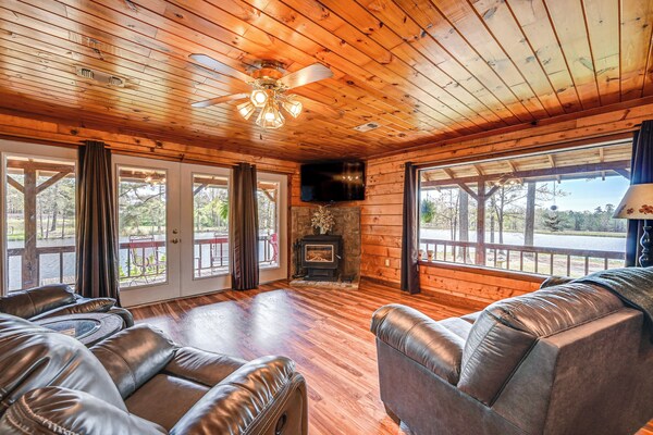 Broken Bow Cabin W/ Hot Tub & Fishing On-site! - Broken Bow, OK