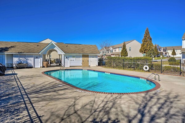 Cozy Greensboro Townhome W/ Community Pool & Grill - Greensboro, NC