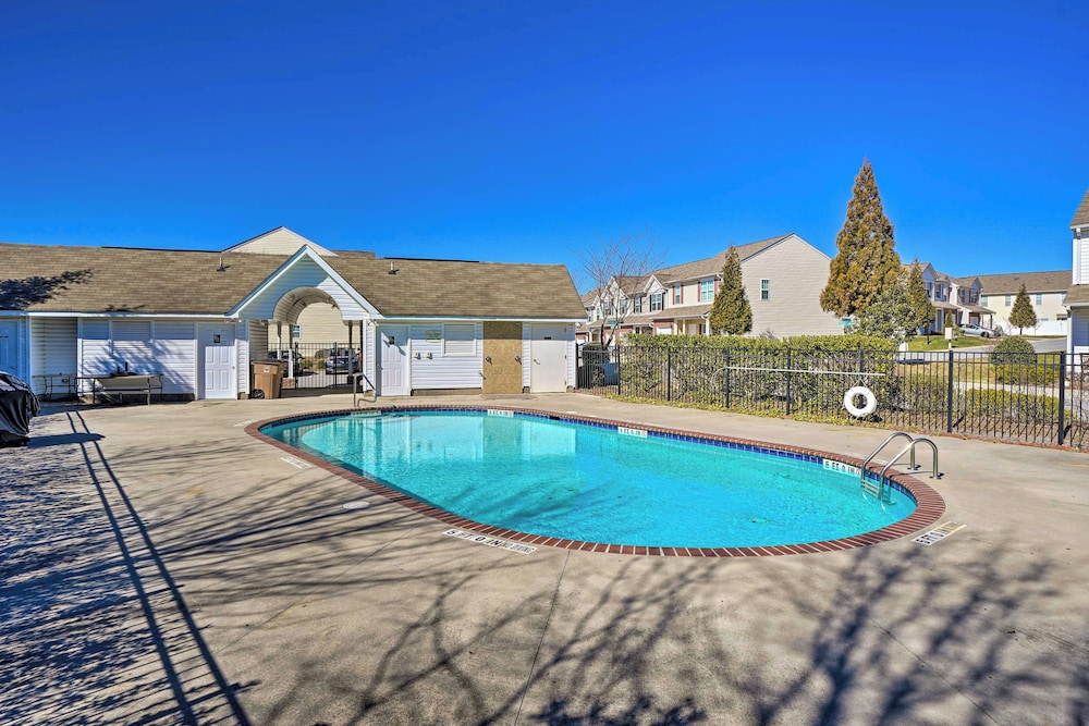 Cozy Greensboro Townhome W/ Community Pool & Grill - Lake Higgins