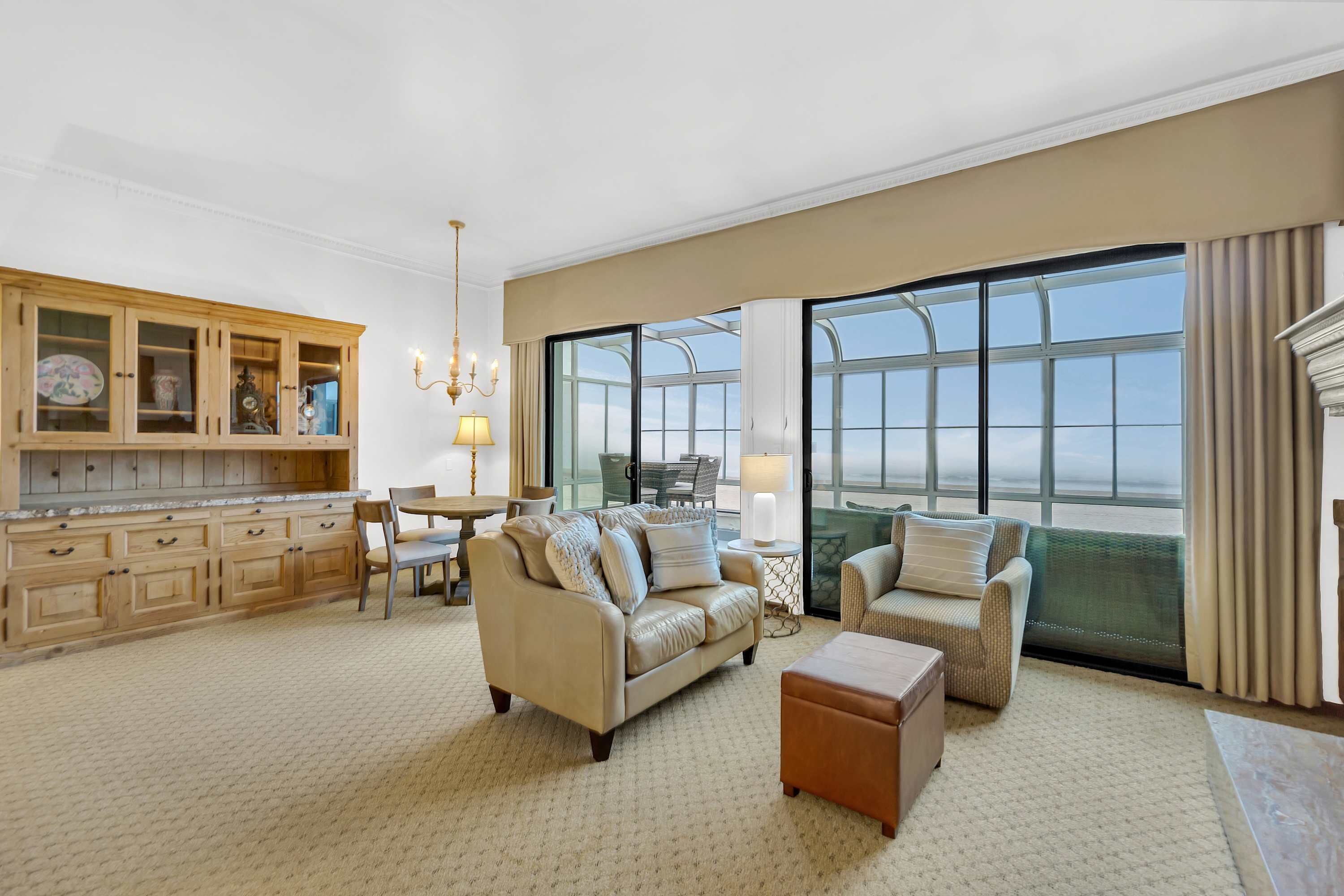 Spacious Beachfront Sanctuary: Serene Ocean Views - Newport Beach, CA