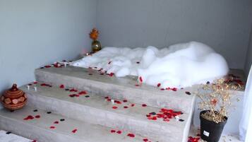 Salas para tratamentos a dois, banheira de hidromassagem