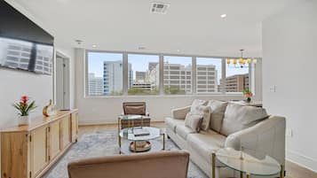 Condo família, 4 quartos | Área de estar | Smart TV 55 polegadas com canais a cabo, serviços de streaming