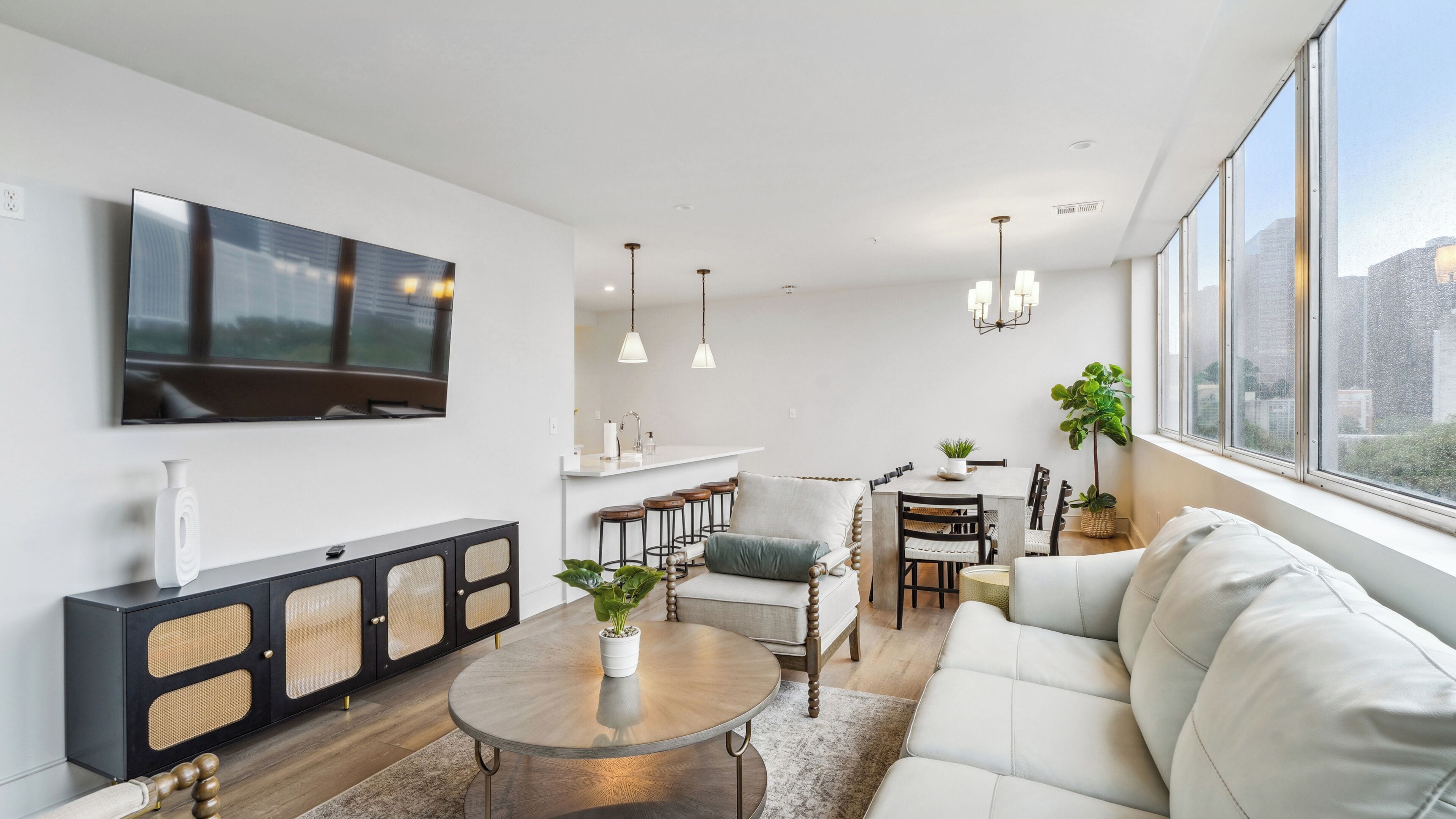 Condo família, 4 quartos | Área de estar | Smart TV 55 polegadas com canais a cabo, serviços de streaming