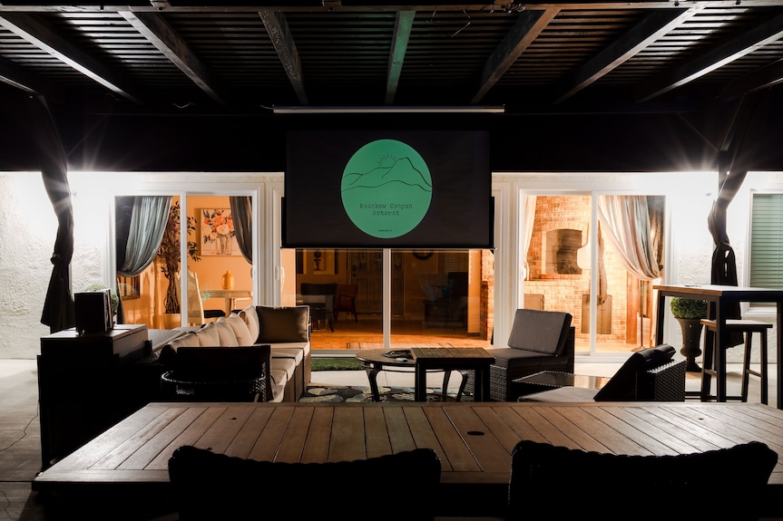 Rainbow Canyon Retreat: Hot Tub, Fire Pit, Games Room - Sleeps 16+ - Temecula, CA