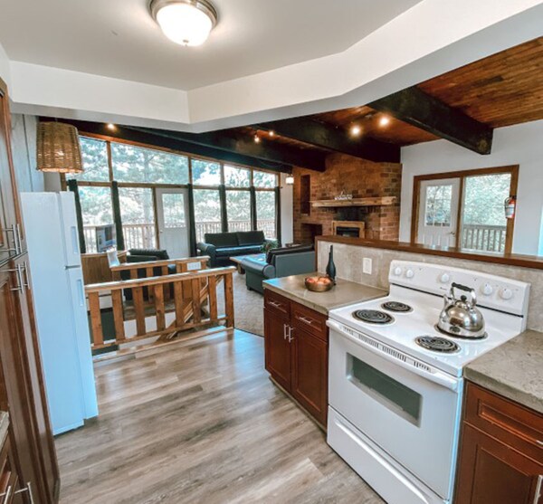 6 Bdrm Cottage With Private Beach Access, Bbq, Outdoor Hot Tub, Sauna, Ping Pong Table, Petfriendly - Ontario