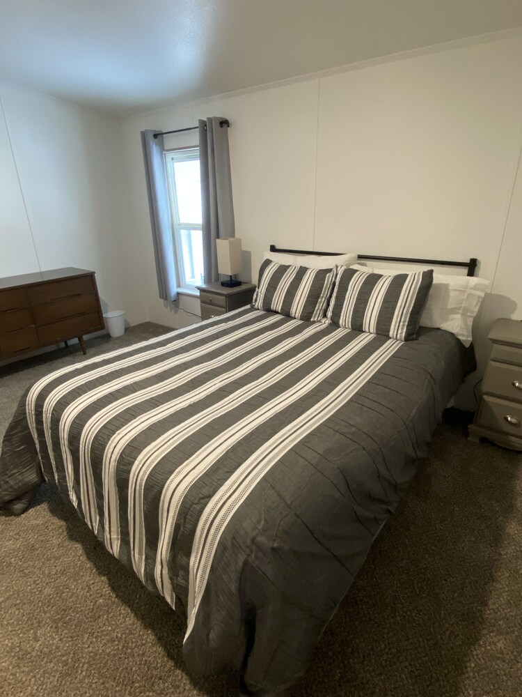 Super Clean, Cozy 3 Bedroom 2 Bath, Sleeps 6 Close To Hereth Park - Lewiston, ID