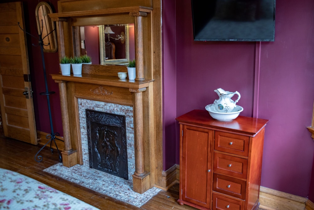 Welcome To The Historic Elk River Hotel & Cafe! Located Riverfront On The Beautiful Elk River, And Just 2 Miles From I-79, You Are Moments Away From All That The Sutton Area Has To Offer. Guest In Town To Enjoy The Gorgeous Outdoor Scenery And Recrea - West Virginia