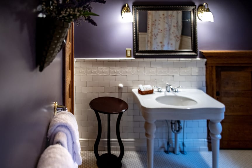 Welcome To The Historic Elk River Hotel & Cafe! Located Riverfront On The Beautiful Elk River, And Just 2 Miles From I-79, You Are Moments Away From All That The Sutton Area Has To Offer. Guest In Town To Enjoy The Gorgeous Outdoor Scenery And Recrea - West Virginia