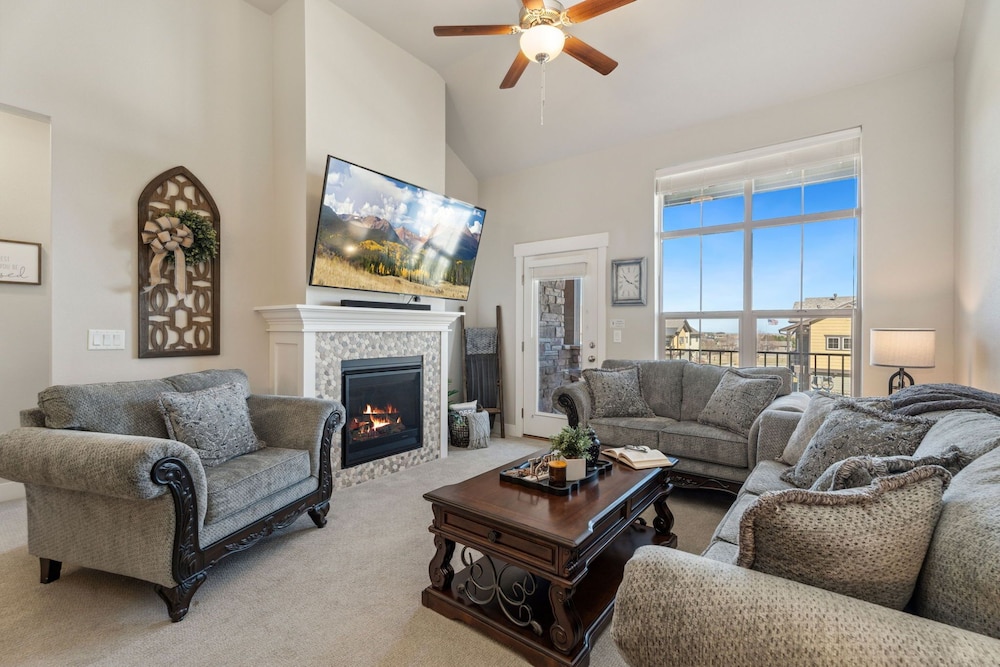 Serene Retreat With Hot Tub, Sauna, Pool & Gym - Loveland, CO