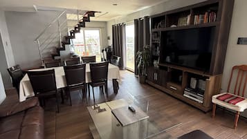 Dúplex Deluxe | Sala de estar | Smart TV de 40 polegadas com canais digitais, Netflix