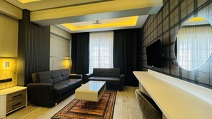 Suite Deluxe | Sala de estar | Televisor LED de 32 polegadas com canais via satélite 