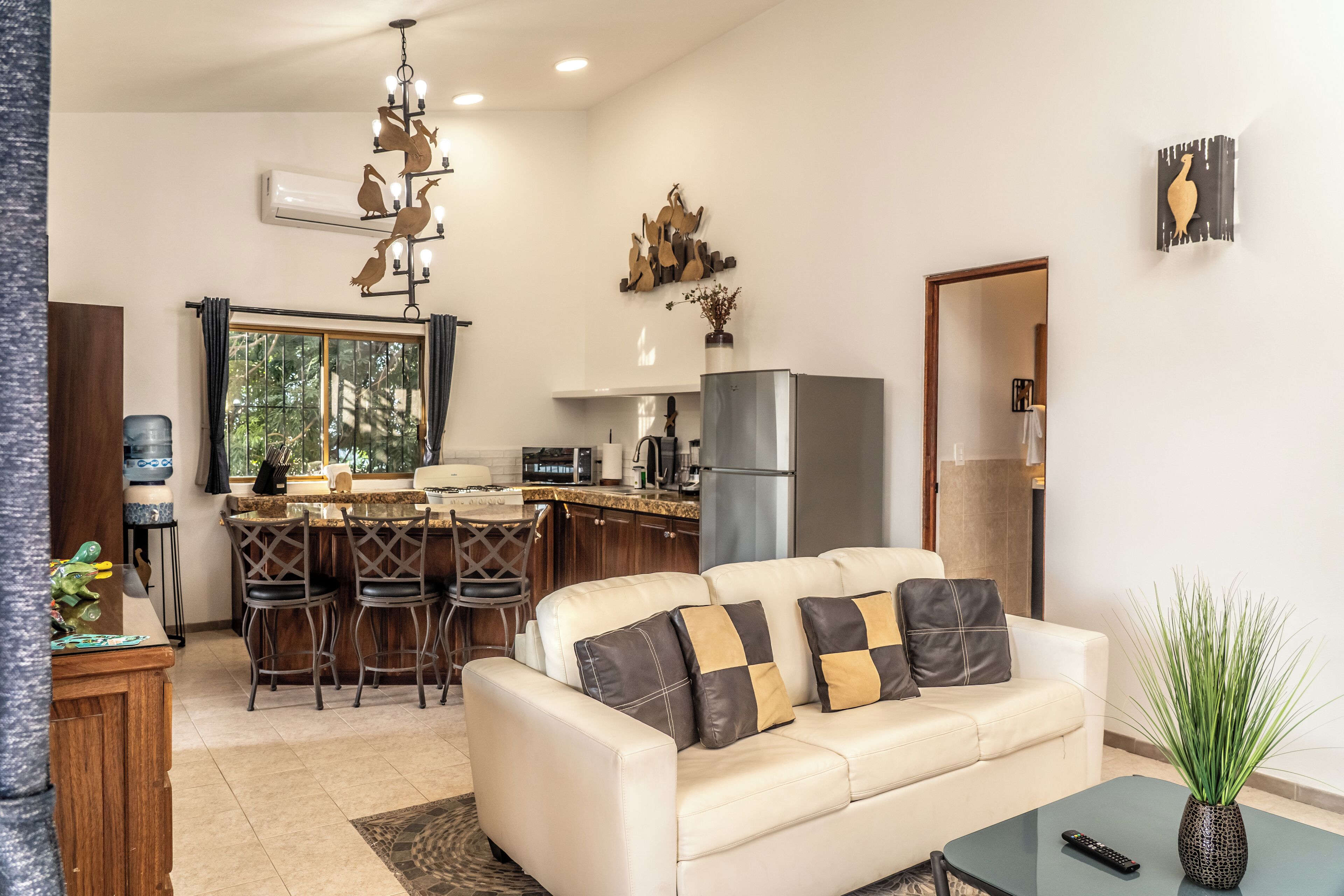 Apartamento Exclusivo em Condomínio Fechado, várias camas, ar condicionado, vista para a piscina | Sala de estar | Smart TV de 32 polegadas com canais digitais 