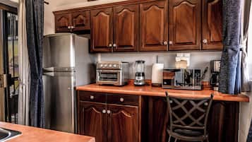 Apartamento Lua de Mel em Condomínio Fechado, 1 quarto, pátio, Vista para a cidade | Cozinha privada | Um frigorífico/congelador grande, um micro-ondas, um forno