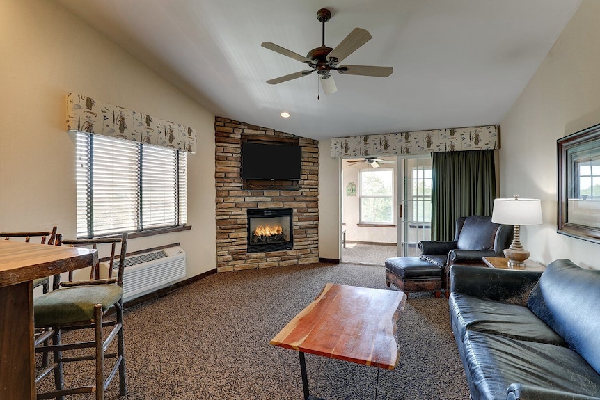 Premier Suite W/ Whirlpool And Fireplace! Stoney Creek Columbia, Pool - Columbia, MO