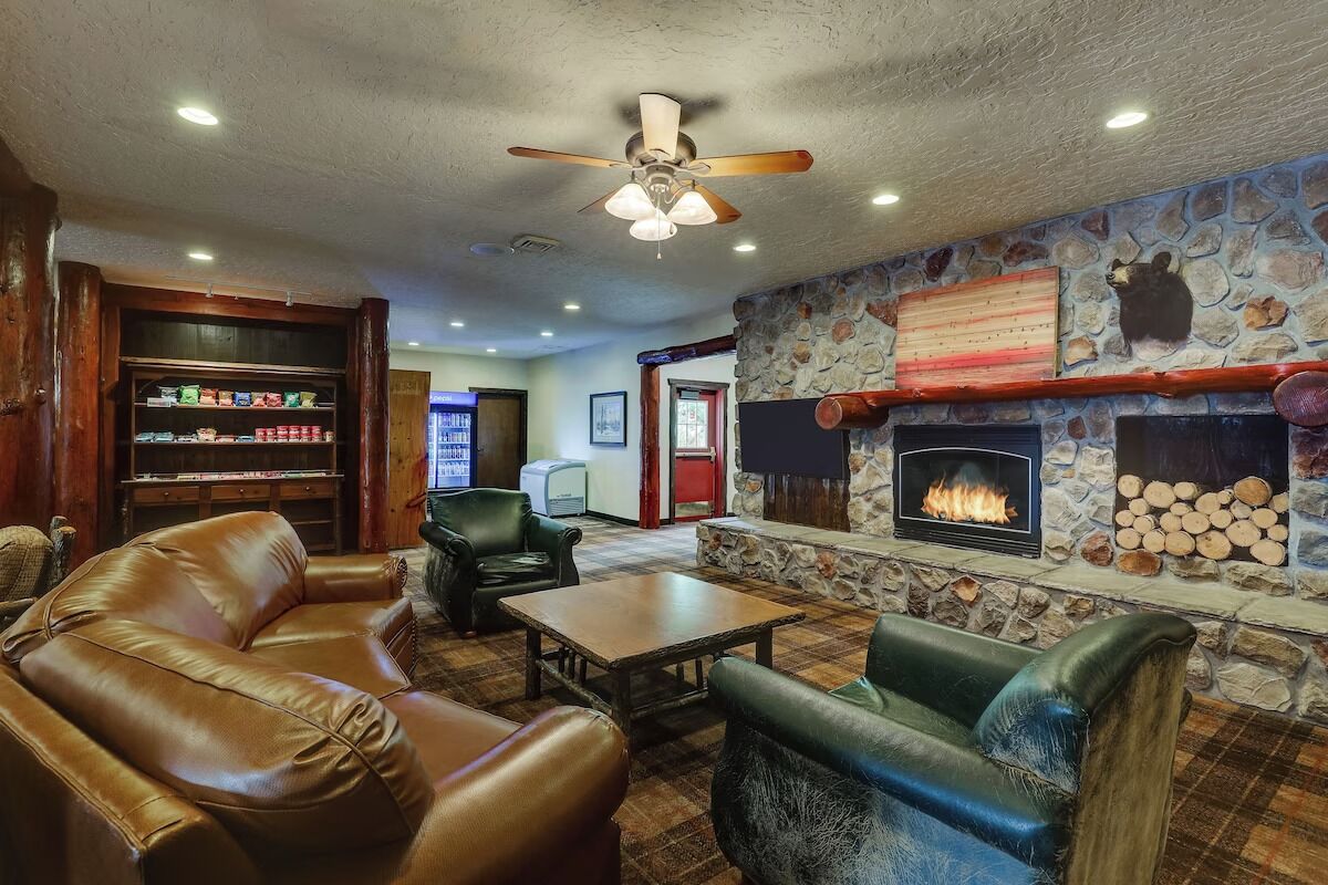 Elegant Comfort In Rustic Columbia Stay With Heated Pool | 2 Units - Columbia, MO