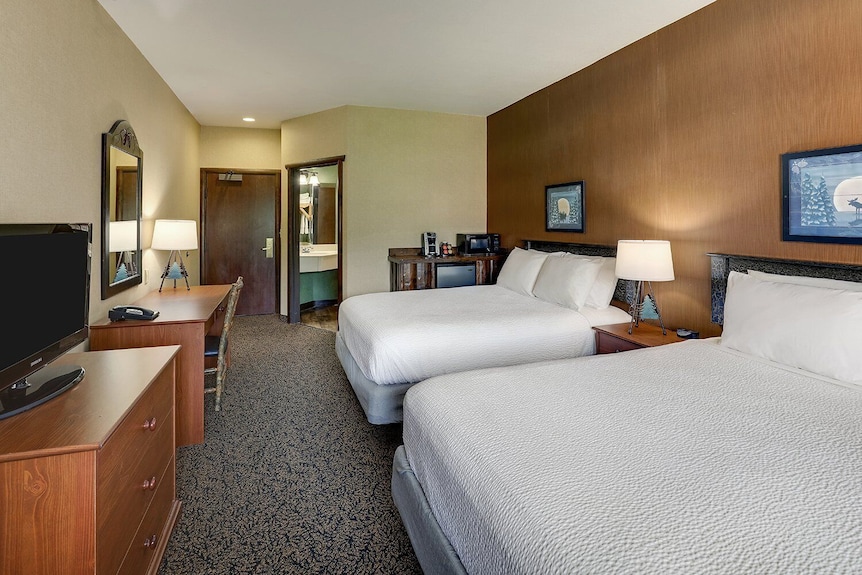 Columbia's Welcoming Retreat With Rustic-themed Rooms & Heated Pools - Columbia, MO