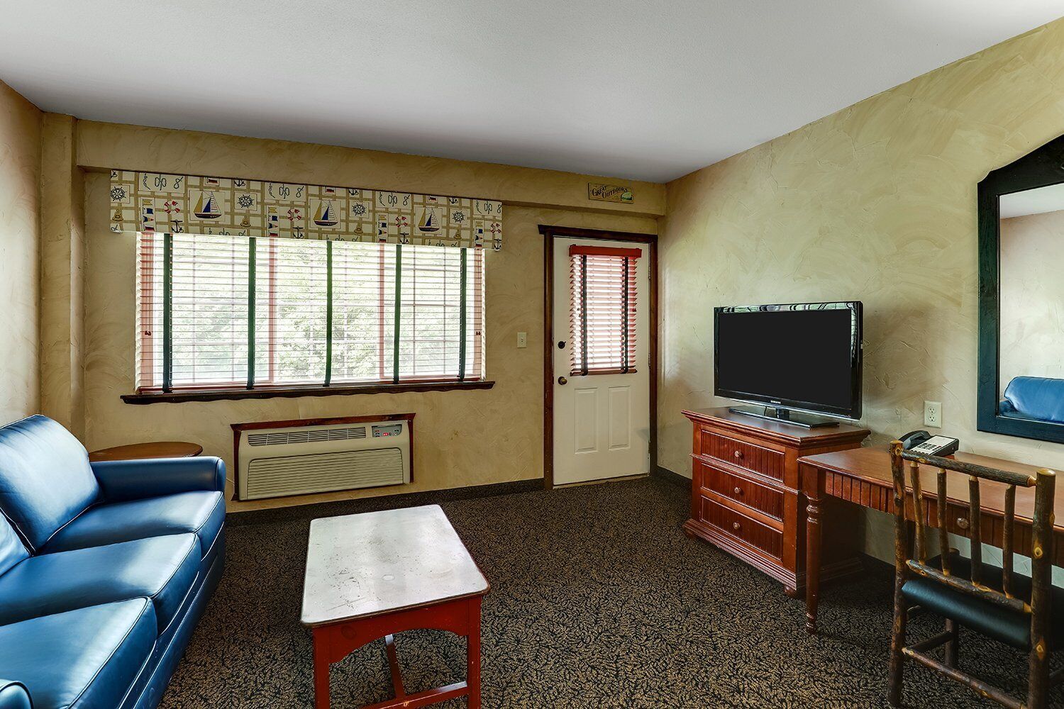 Spacious Columbia Retreat With Rustic-charm Rooms & Heated Pool - Columbia, MO