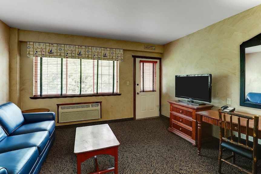 Extended Stay Queen W/ Kitchen & Balcony! Stoney Creek | 2 Units - Columbia, MO