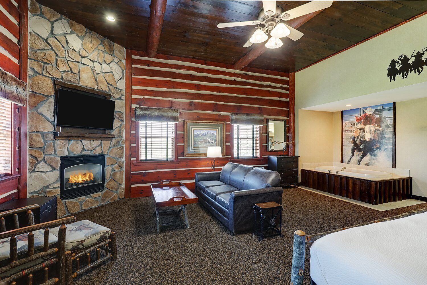 Rustic & Cozy Columbia Getaway: Heated Pool W/ Outdoor Patio! Parking - Columbia, MO