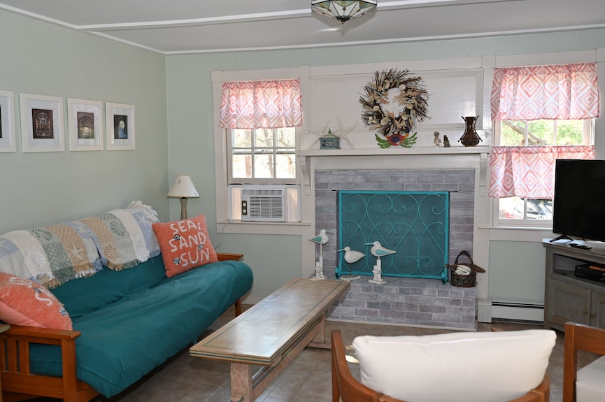 Cape Cottage With 5 Beds, Large Deck, And Less Than 10 Minute Walk To The Beach! - Coast Guard Beach, MA