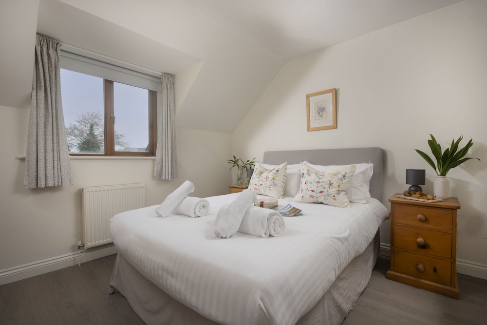 Nestled Within The Tranquil Beauty Of The Roserrow Landscape, Godolphin Stands As A Wonderful Four-b - Port Isaac