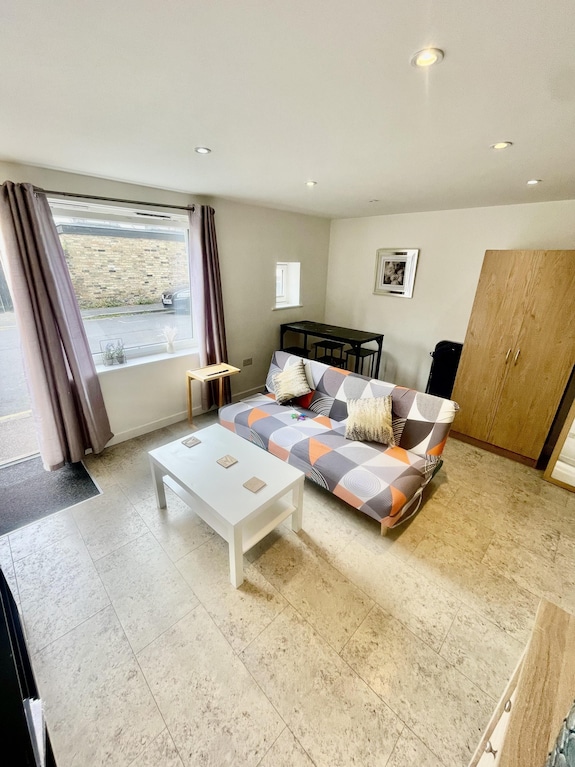 Studio - Sleeps 2 - Parking - Wifi - Cambridge